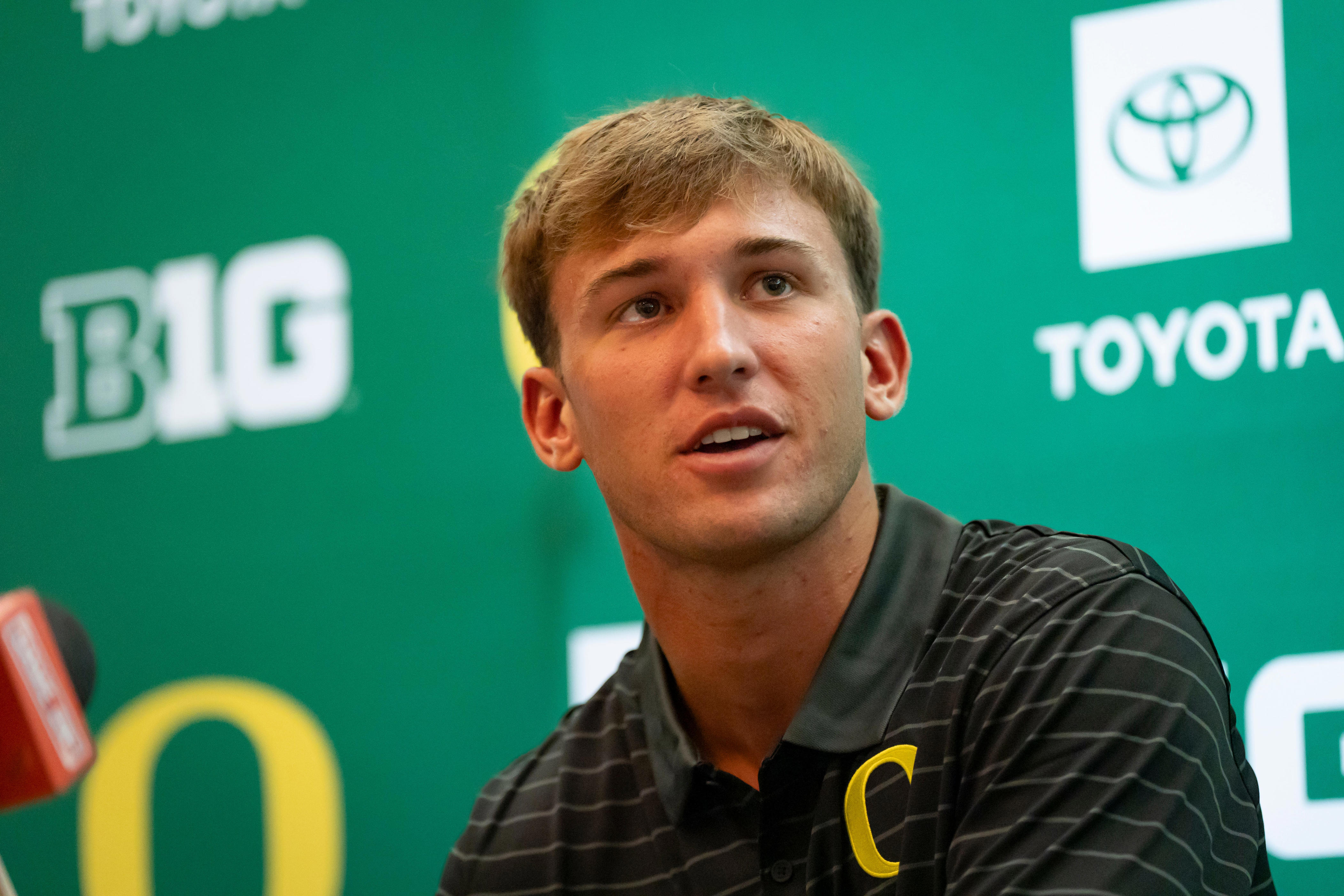 Oregon football's QB competition going strong. Who is the frontrunner ...