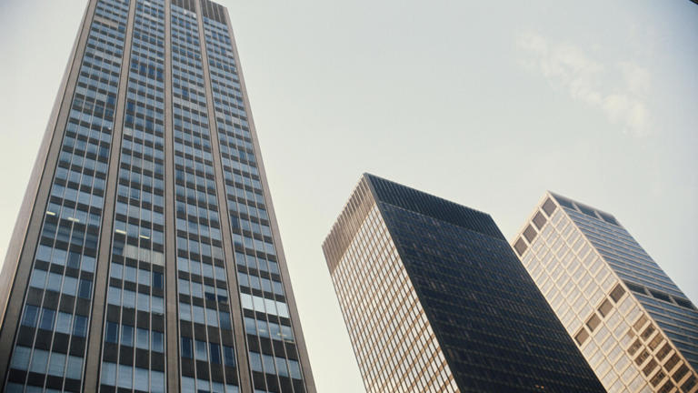 Shooter at 345 Park Avenue dies on 33rd floor