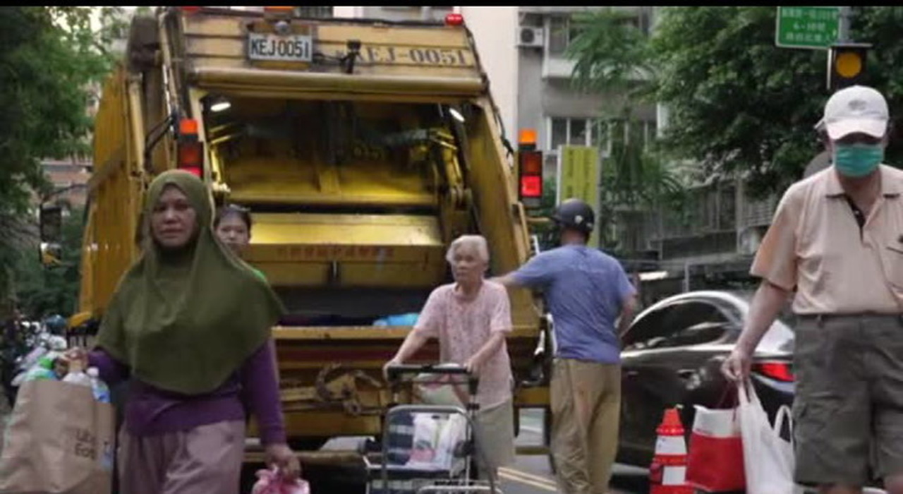 Taiwan, si getta la spazzatura quando arriva il camion con Beethoven