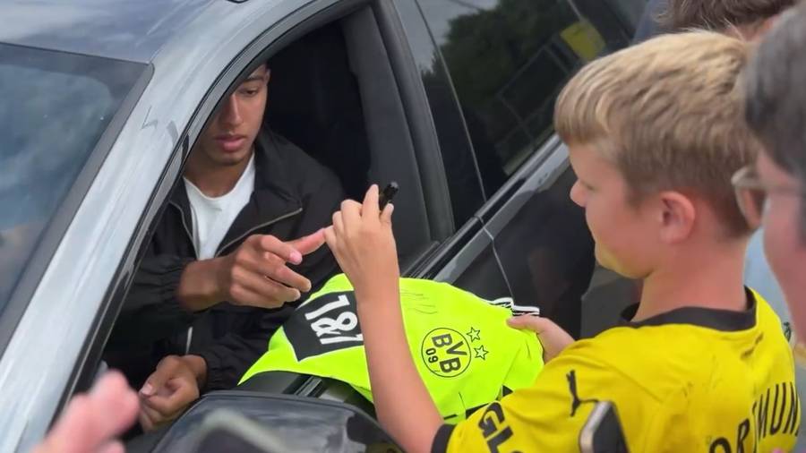 BVB-Star nach Training von Fans umringt