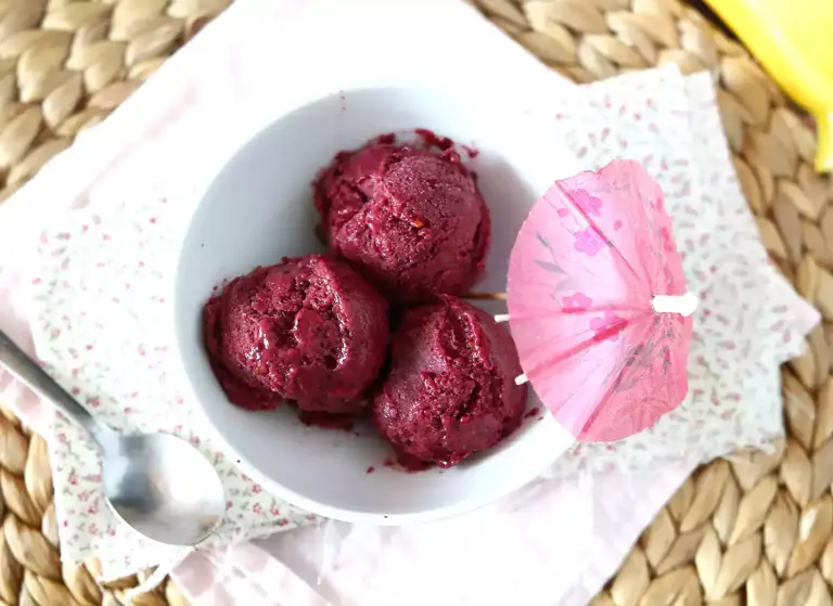 Berry nice cream: transform bananas into vegan ice cream!