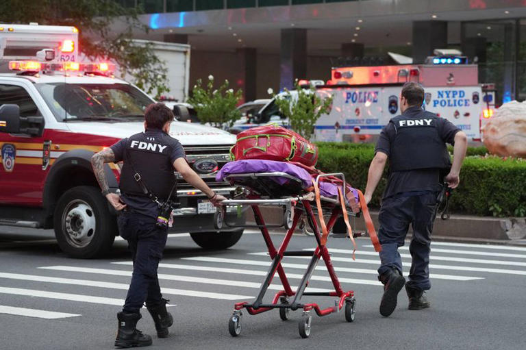 Gunman storms NYC skyscraper killing cop and four others as hundreds ...
