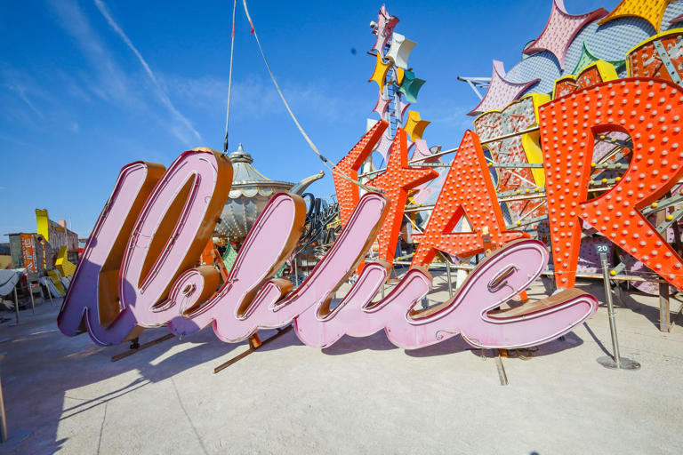 On This Day in History: Iconic actress, singer Debbie Reynolds performs ...