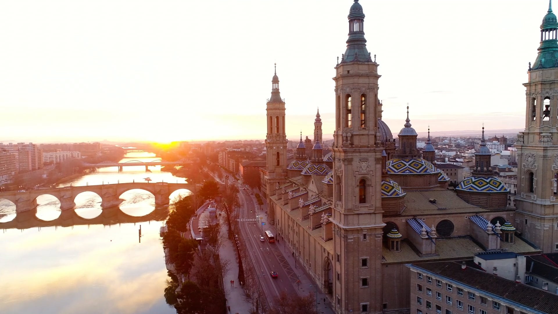 La storica Basilica di Saragozza: vista aerea dell'icona spagnola sul ...