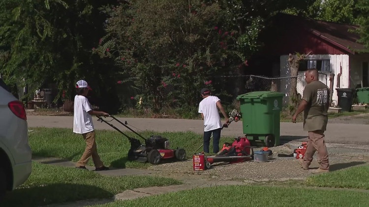 Houston siblings spread kindness one yard at a time