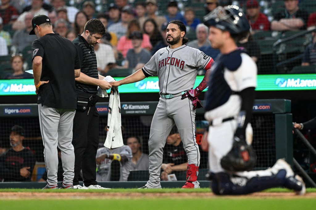 Eugenio Suarez leaves game after getting hit by pitch on hand in ...