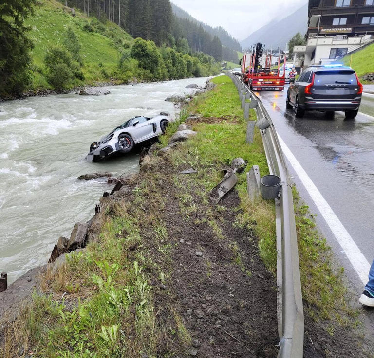 Urlauber stürzt mit gemieteten Porsche in Fluss