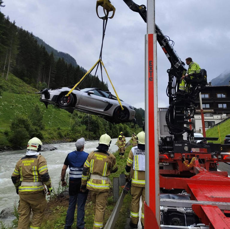 Urlauber stürzt mit gemieteten Porsche in Fluss