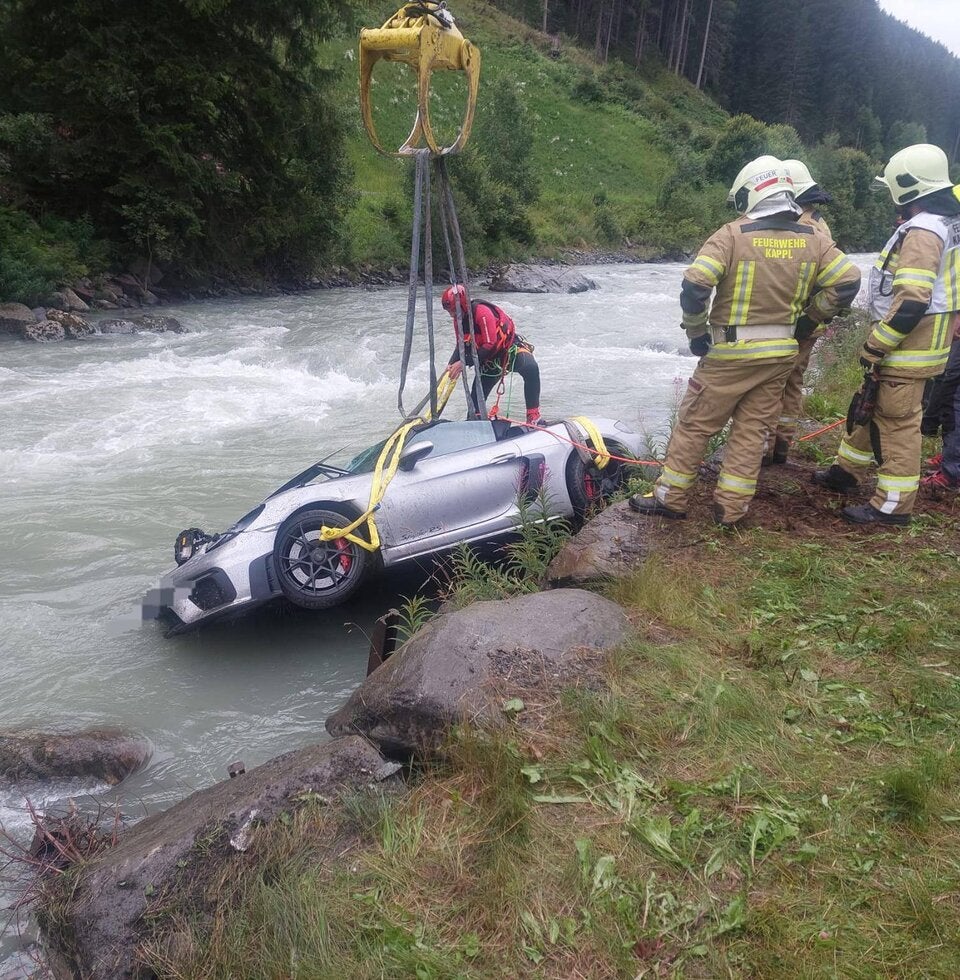 Urlauber stürzt mit gemieteten Porsche in Fluss