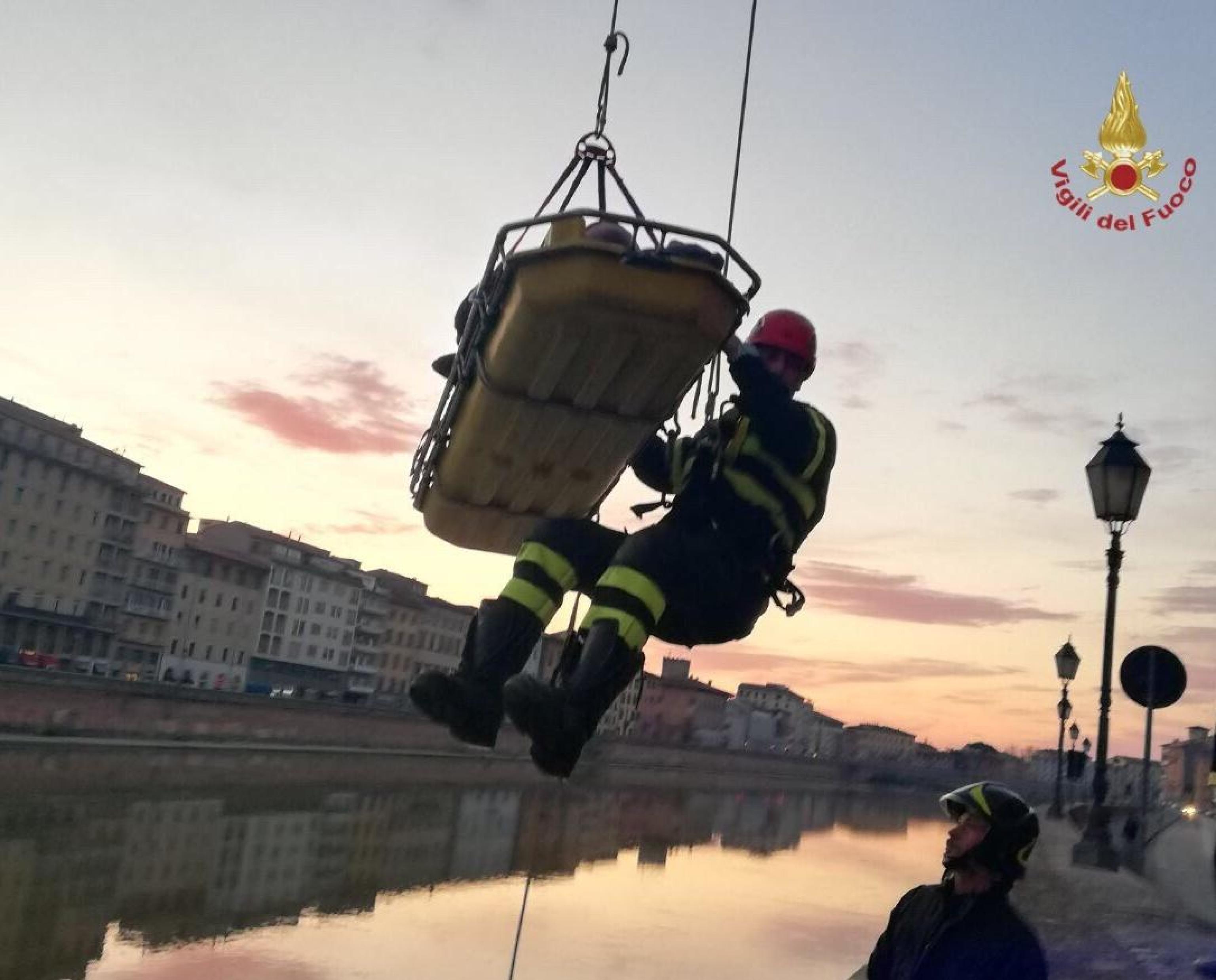 Precipita da spallette dell'Arno a Pisa, grave 32enne