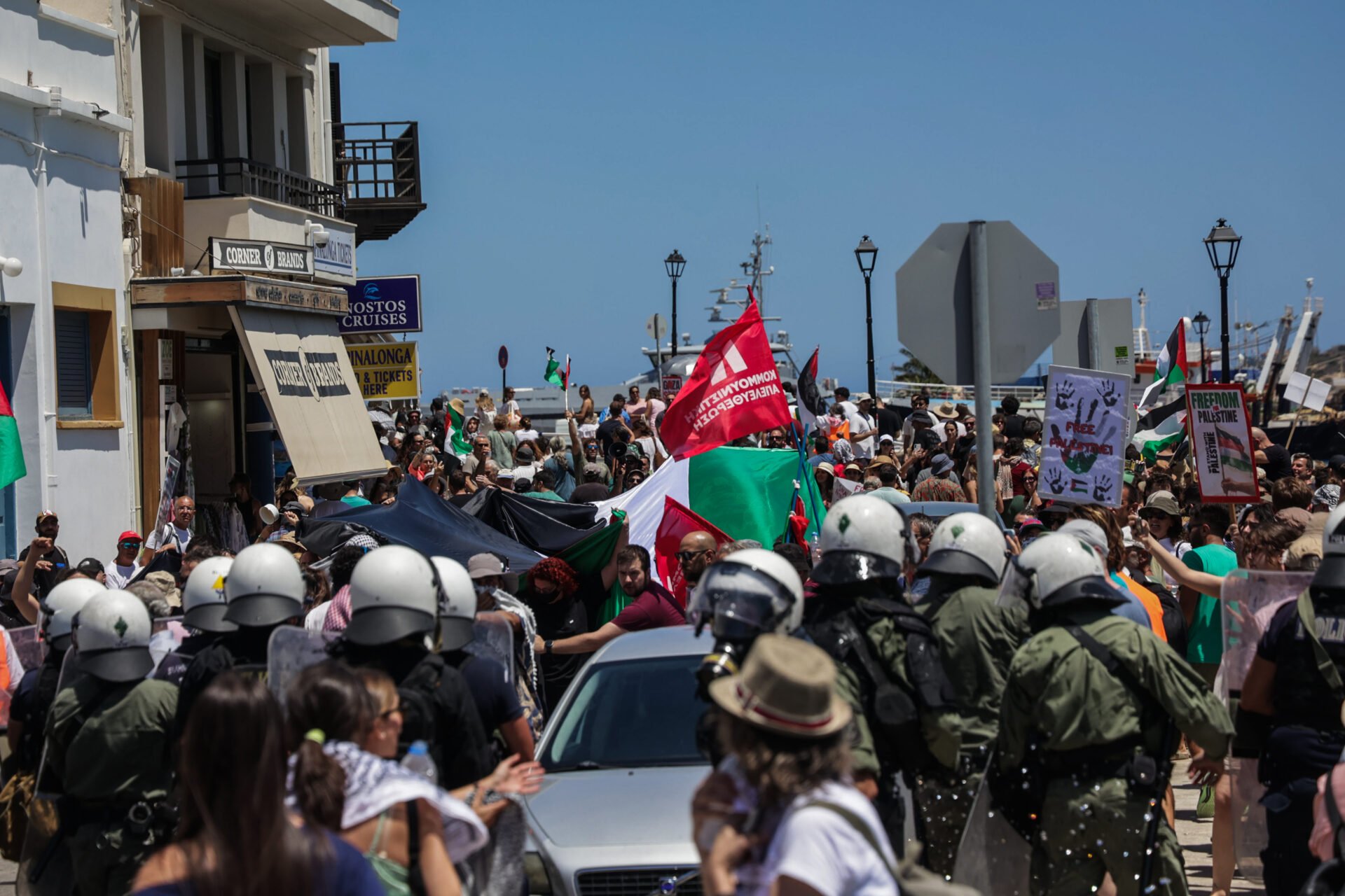 Λασίθι: Ενταση και χημικά κατά την άφιξη του κρουαζιερόπλοιου με τους ...