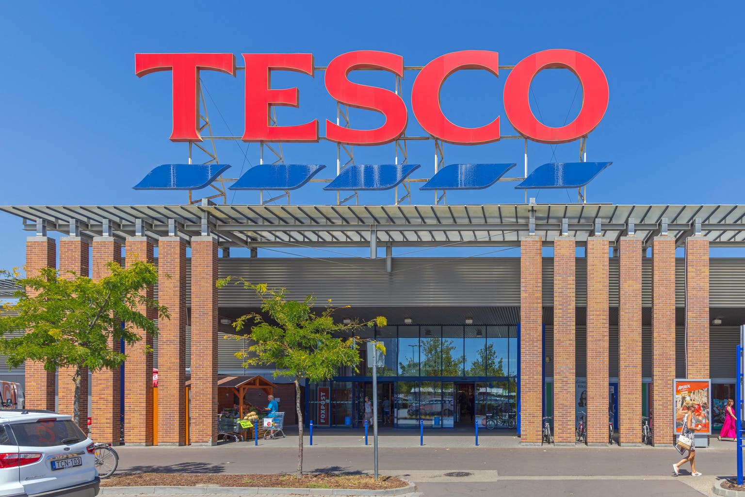 Tesco lifts profit outlook after solid Christmas trading update