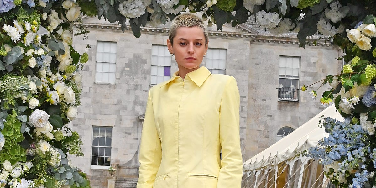 We Just Got Our First Look at Emma Corrin as Elizabeth Bennet in ...