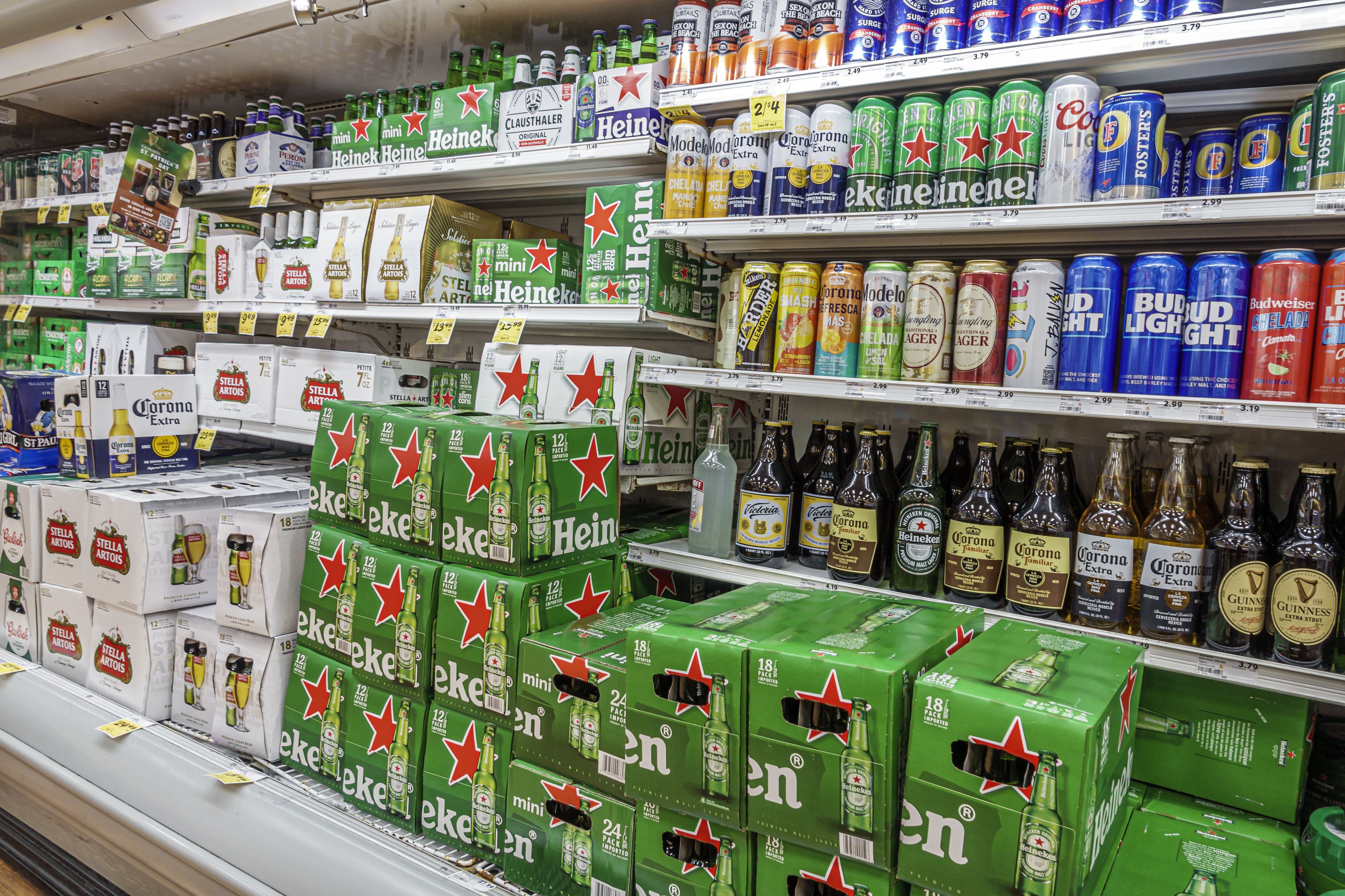 We Asked 8 Experts For The Best-Tasting Light Beers—These Are The Top Picks