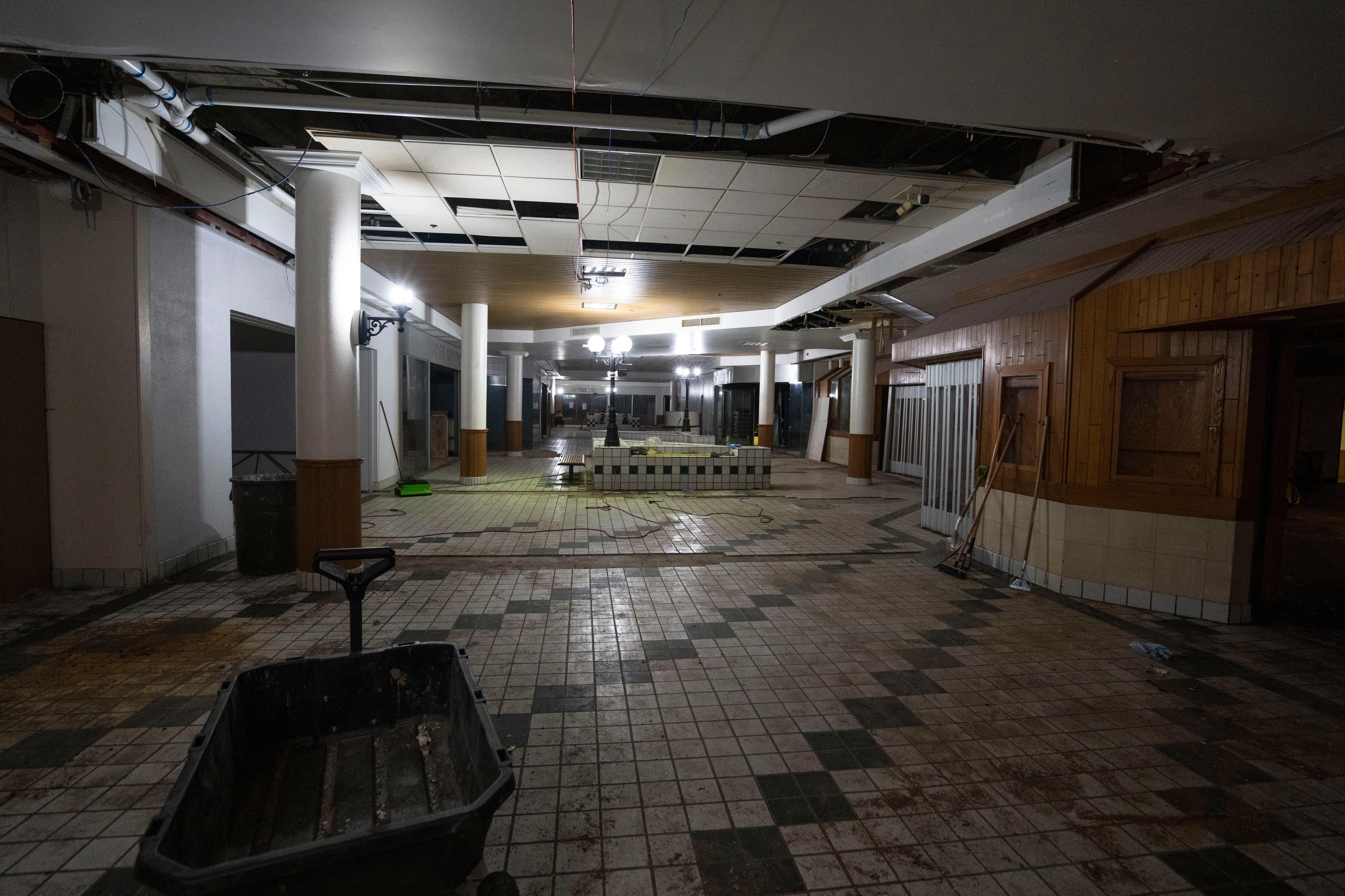 Merle Hay Mall's basement is frozen in 2000. Explore the mall's abandoned Garden Court.