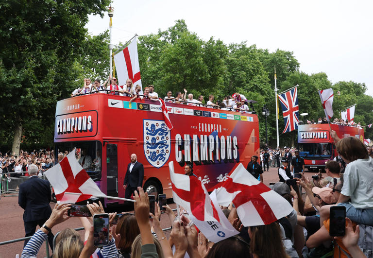 Lionesses victory parade latest: Fans sing ‘it’s coming home’ as Euro ...