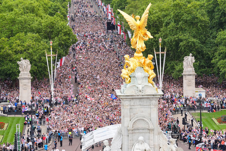 European champions England given a hero’s welcome outside Buckingham Palace