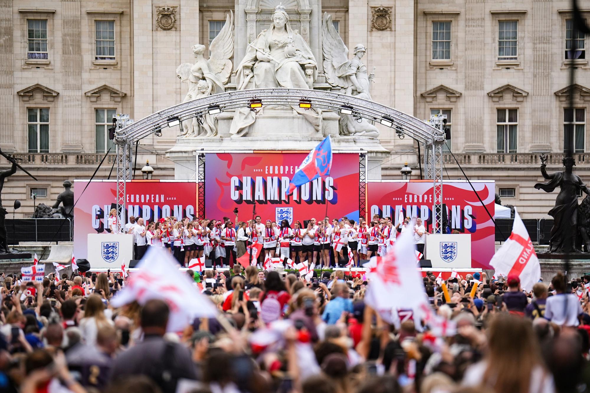 England Women's football team lift European Championships trophy ...