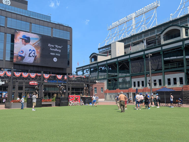Cubs fans mourn and remember Ryne Sandberg after his death at 65