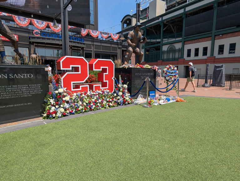 Cubs fans mourn and remember Ryne Sandberg after his death at 65