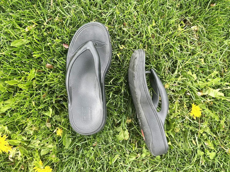 These flip-flops for wide feet feel comfortable even after 8 hours of ...
