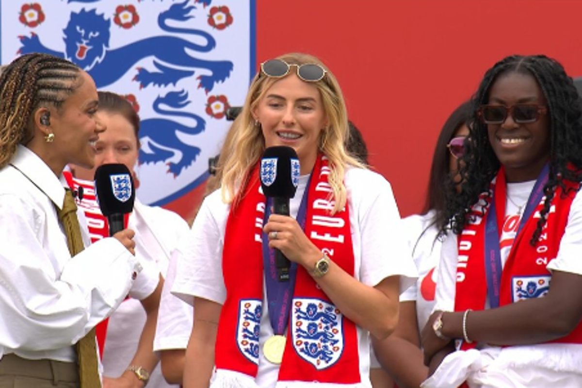 Chloe Kelly apologises after swearing on Buckingham Palace stage during ...