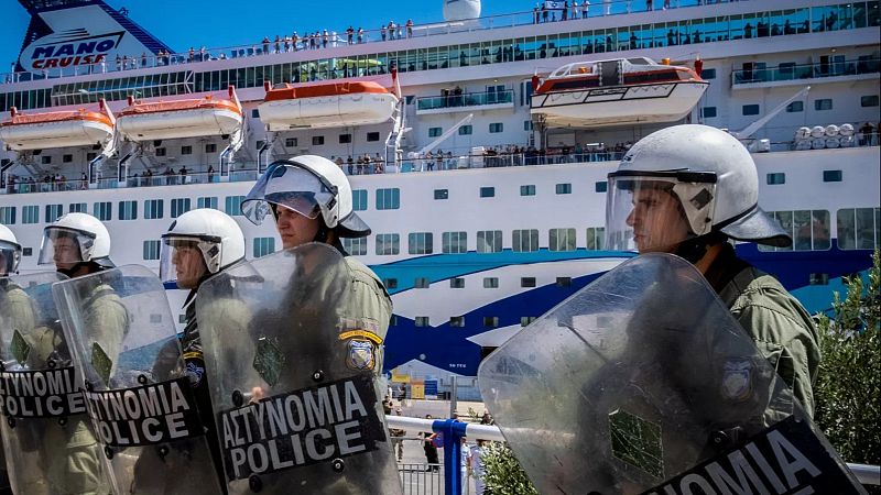 Pro-Palestine group in Greece protests arrival of Israeli cruise ship ...