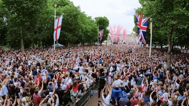 Massive Crowd Gathers to Celebrate Women's Euro Football Champs in ...