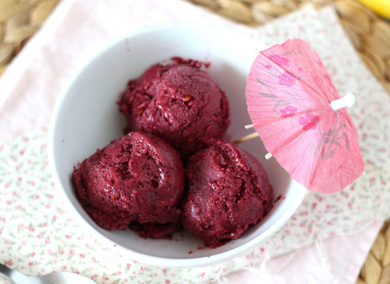 Helado vegano de frutos rojos “nice cream” fácil, saludable y sólo con ...