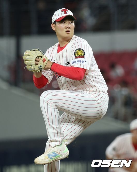 '눈물의 트레이드' 김시훈, 투런포 멋쩍은 이적 신고...한재승은 호언장담 "154km 던지겠다"