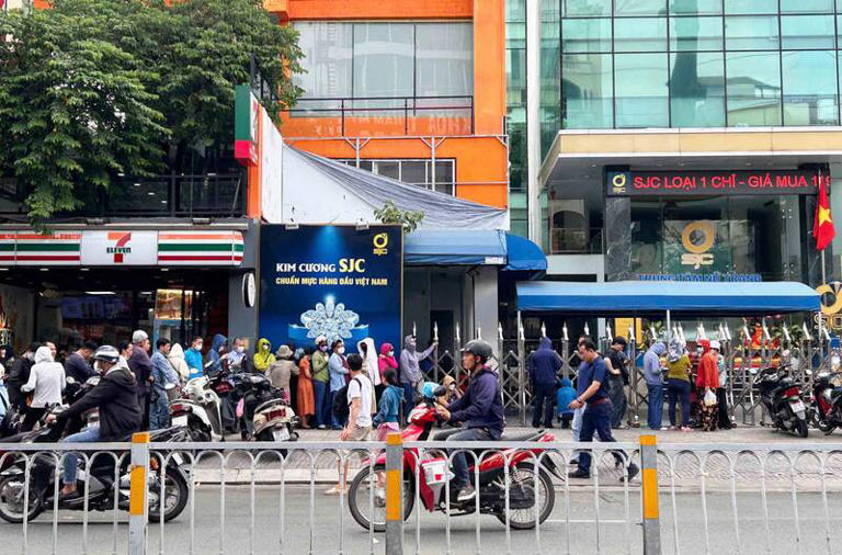 Giá vàng giảm sâu, người dân ở TPHCM xếp hàng dài xuyên trưa chờ mua vào