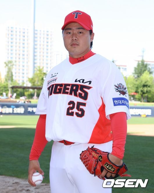 '눈물의 트레이드' 김시훈, 투런포 멋쩍은 이적 신고...한재승은 호언장담 "154km 던지겠다"