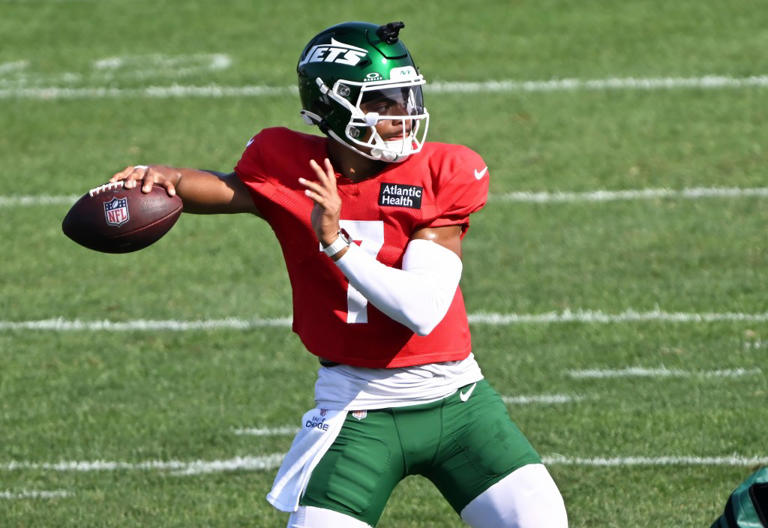 Justin Fields showing no ill effects from his dislocated toe