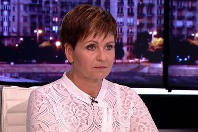 Az 57 éves Kálmán Olga szőke bubi frizurával: a barna rövid haj már a múlté