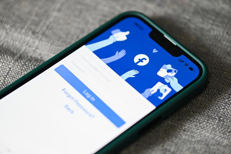 Προβλήματα σε Messenger και Facebook