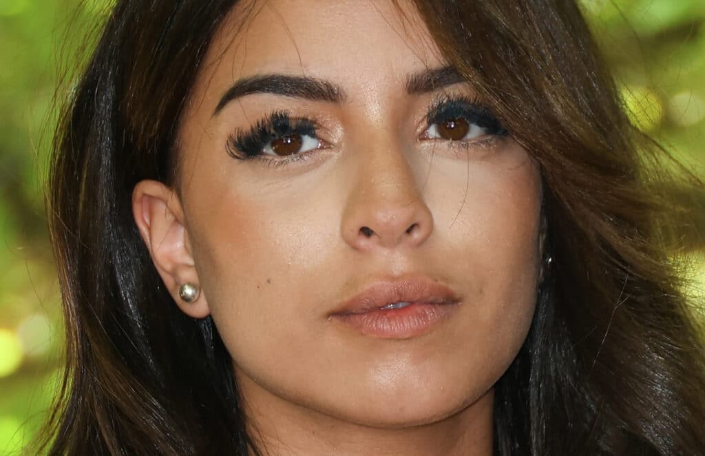 "Ils ont fait de mon bébé un orphelin…" : l'actrice Kenza Fortas ...