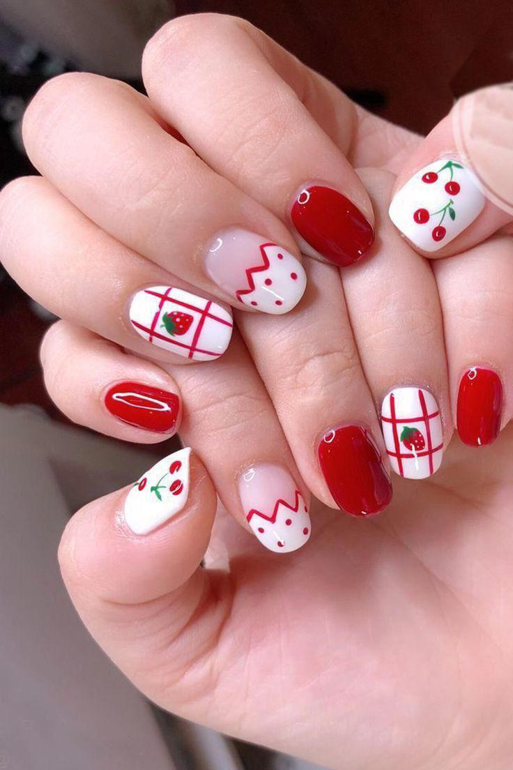 7 Inspirasi Nail Art Bernuansa Merah Putih, Chic dan Elegan
