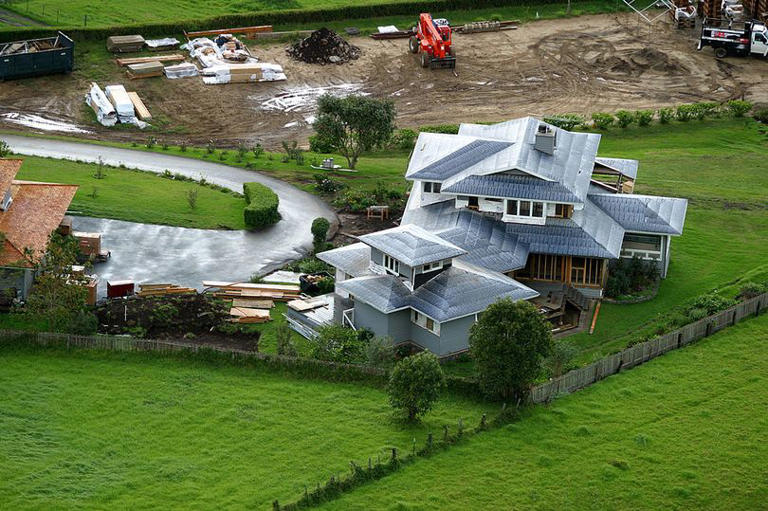 Oprah Winfrey opens private road to Hawaii islanders fleeing tsunami ...