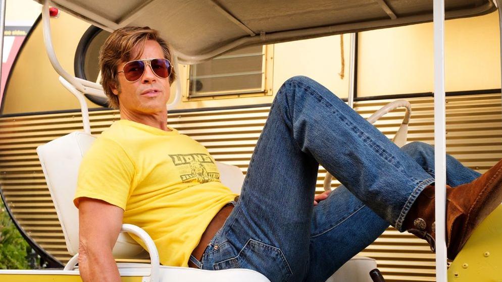 Brad Pitt, baffi, lecca lecca e parrucca improbabile, di nuovo nei panni di Cliff Booth: prime ...