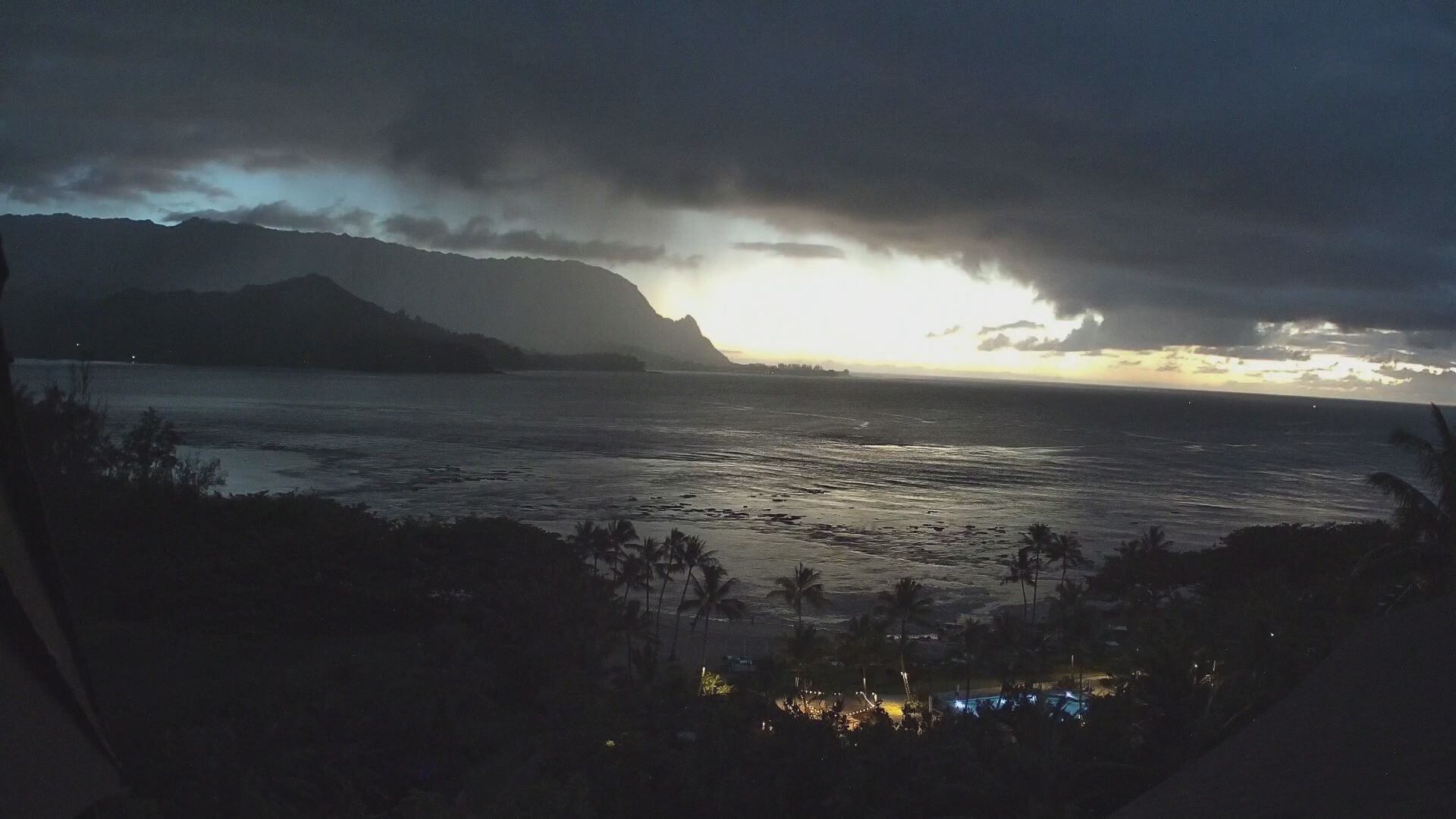 TIME-LAPSE: Water recedes along Kauai shoreline as tsunami arrives