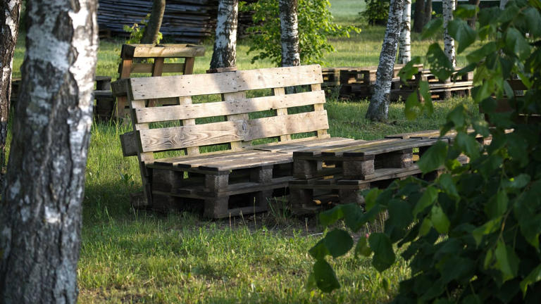Upcycling-Ideen: 5 einfache Möbel für den Garten einfach selbst bauen