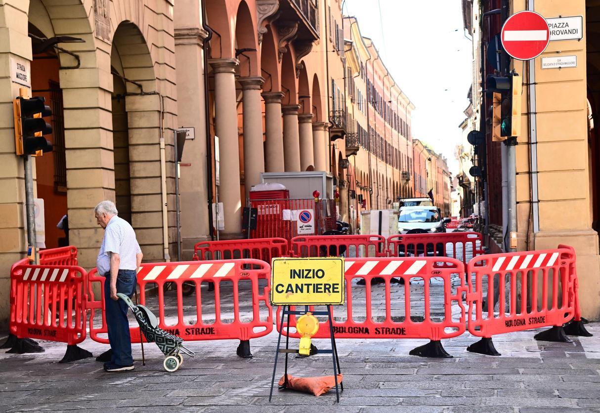 La gincana di Strada Maggiore: "Non riesco a tornare a casa per colpa ...