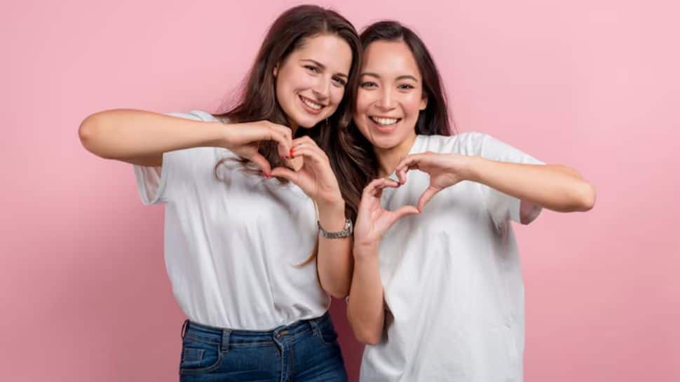 From Candid Laughter To Iconic Twinning: 8 Friendship Day 2025 Poses ...