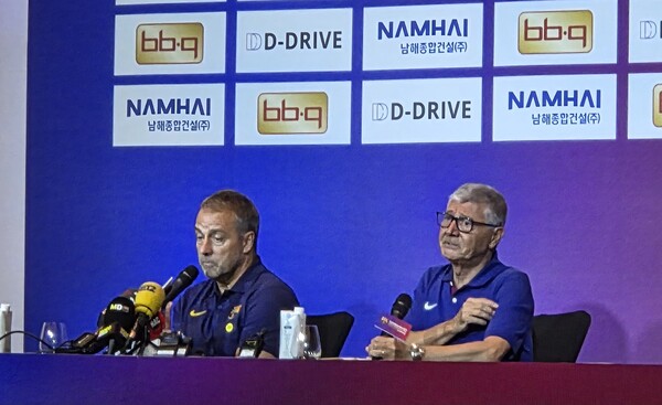 [442.live] ‘15년’ 만에 한국 땅 밟은 바르셀로나…플릭 감독 “팬들의 환영에 감사, 선수 테스트할 좋은 기회 될 것”(전문)