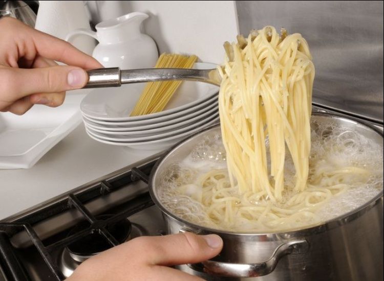 Tips Rebus Pasta Agar Tidak Lengket dan Kesalahan Saat Memasaknya