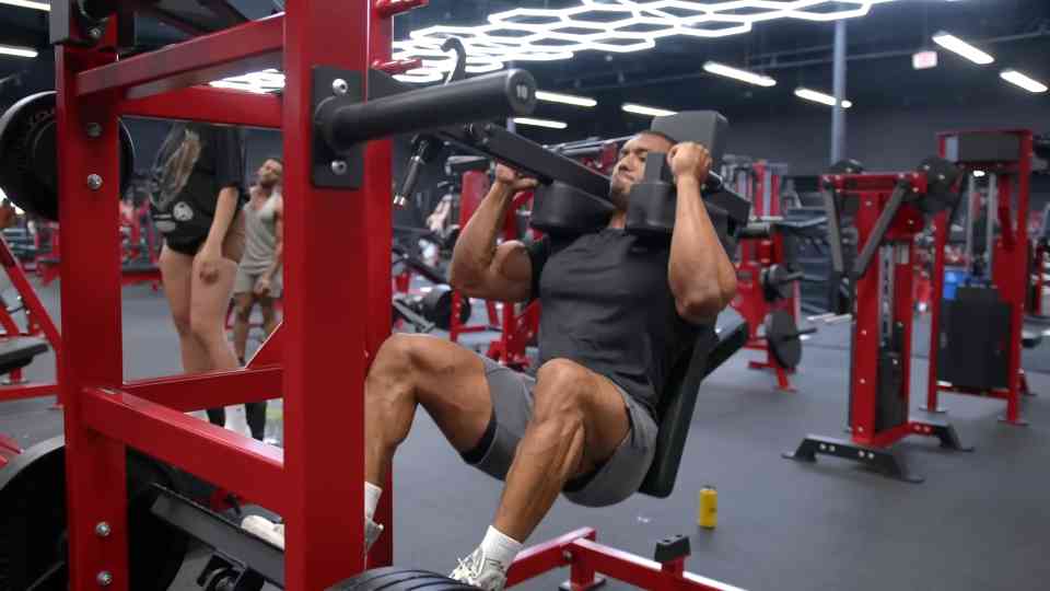 17yr old bench presses 815! Larry Wheels Video