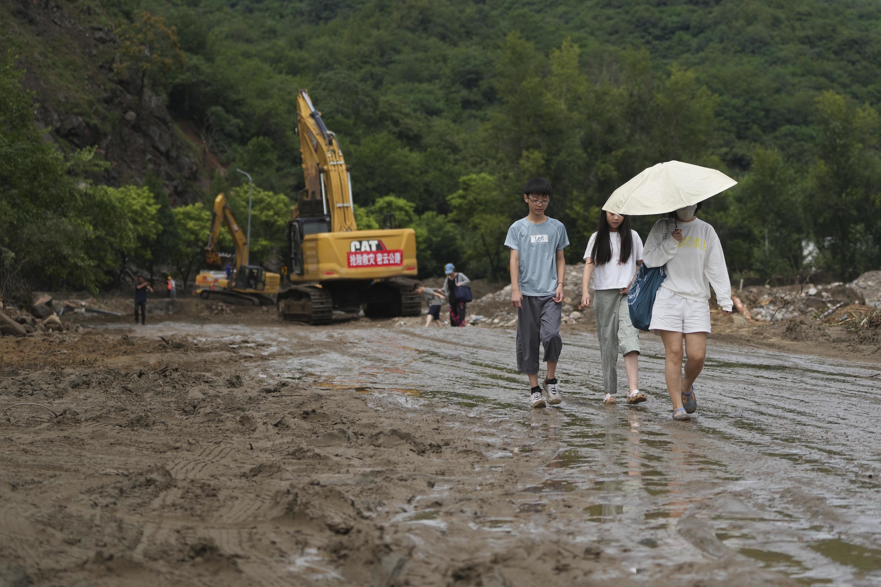 More than thirty dead and tens of thousands evacuated in the suburbs of ...