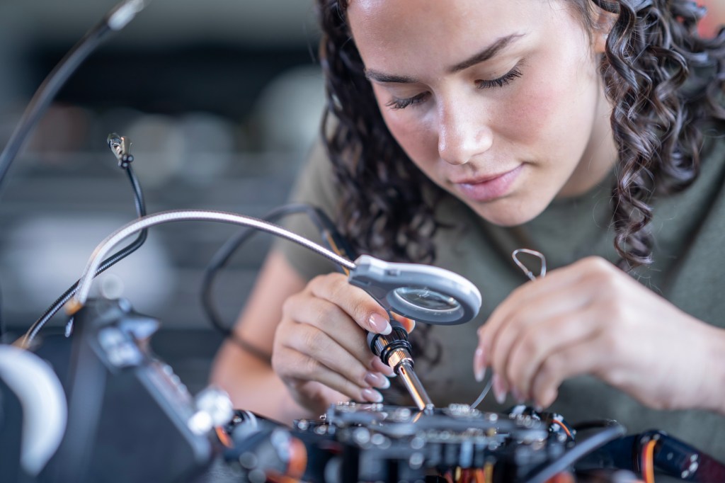 Average Canadian annual income by age revealed – see how you compare