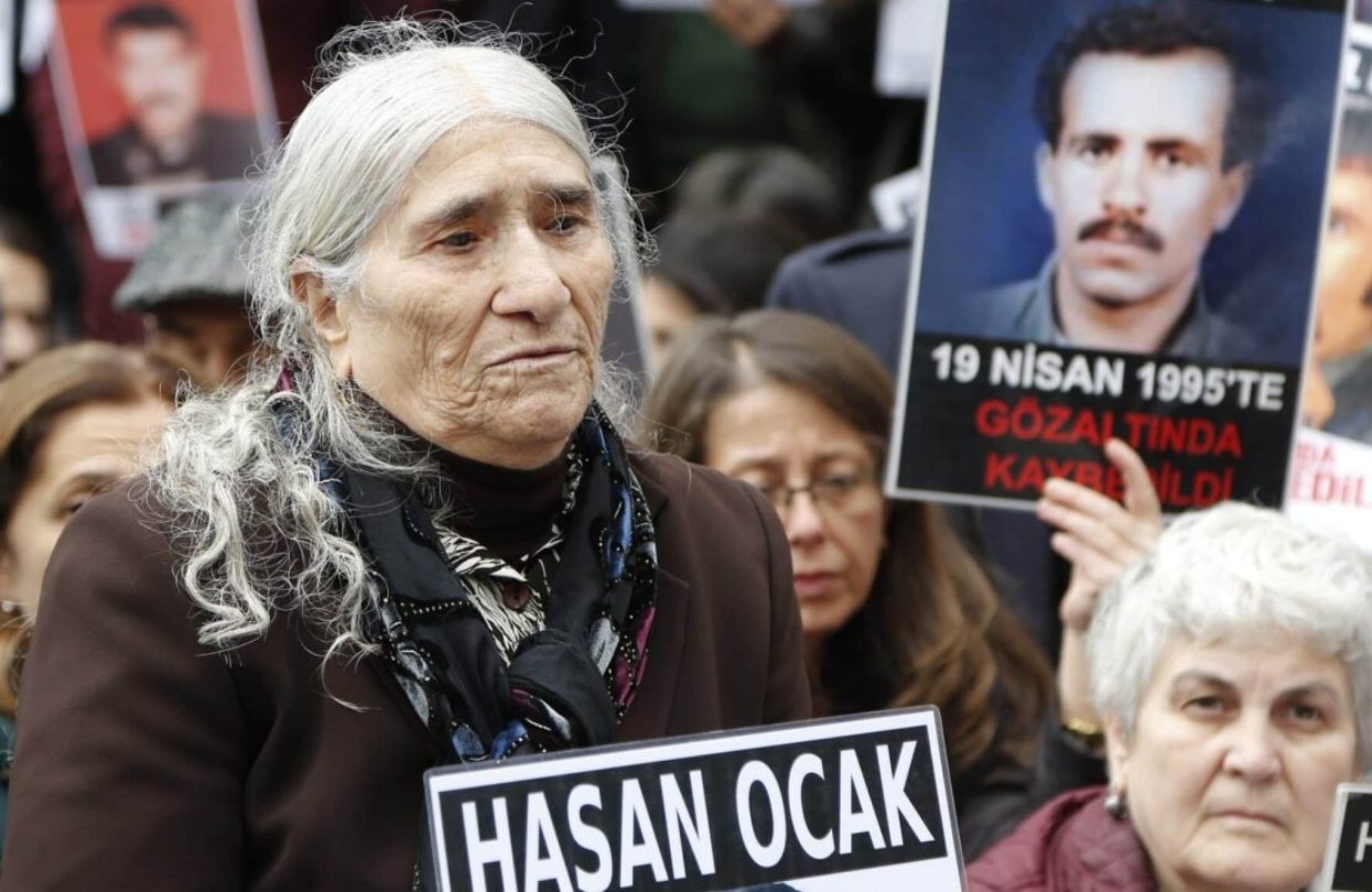 Εσβησε η Εμινέ Οτζάκ, η φωνή των «εξαφανισμένων γιων» της Τουρκίας