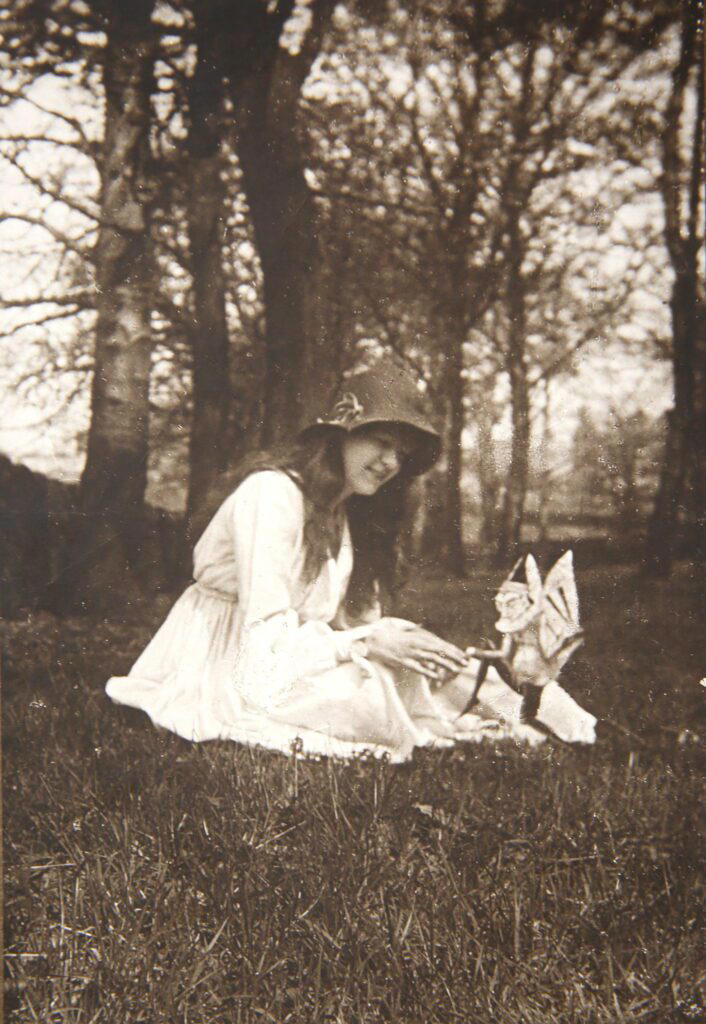 Fairy photos that fooled the world in 1917 sell for £2,600